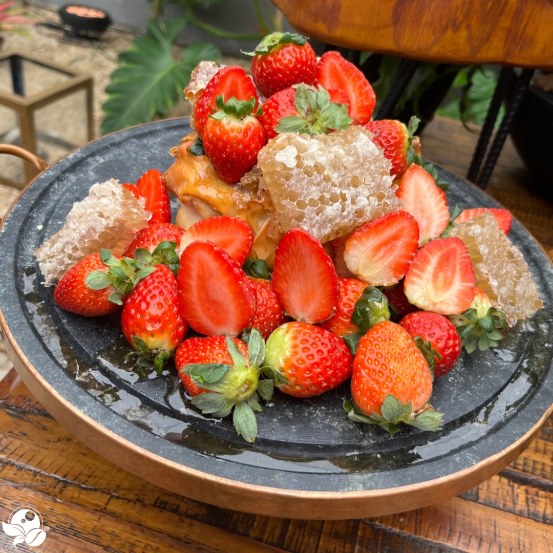 Brie Assado com Favo de mel e Morangos – Pequeno – Empório Franciscano